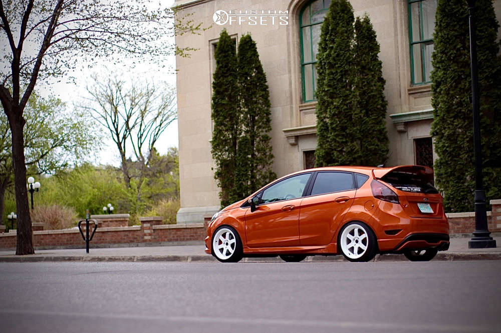 2019 Ford Fiesta with 17x8 35 Japan Racing Jr12 and 205/40R17 ...