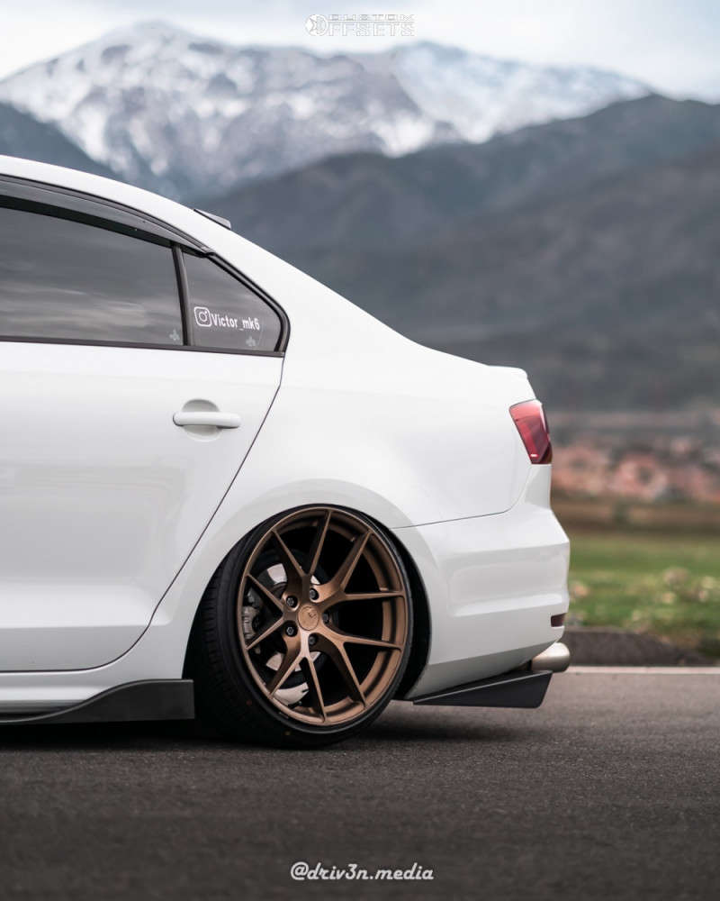 2016 Volkswagen Jetta with 18x9.5 35 Aodhan Aff7 and 215/35R18 Westlake ...