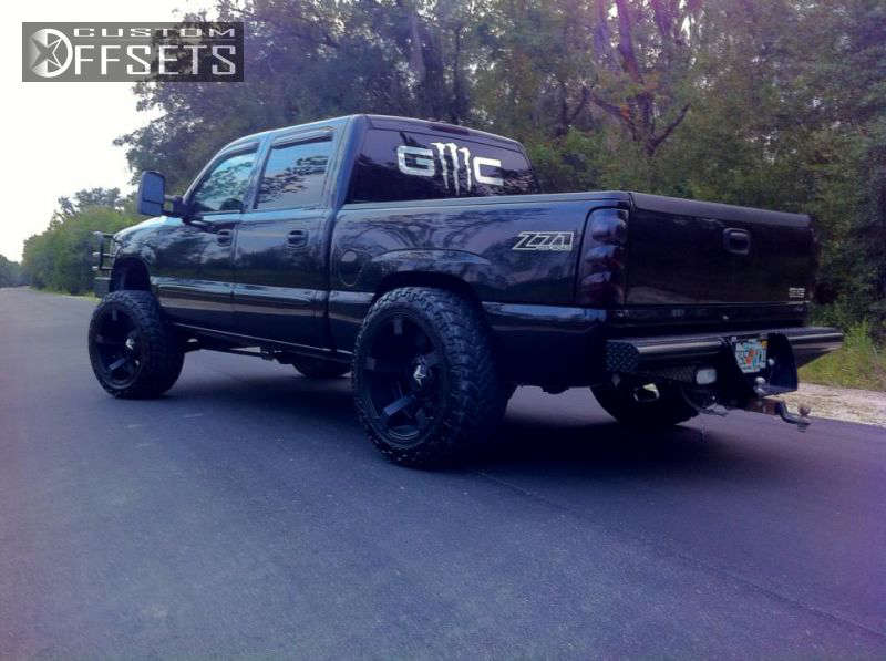 2005 GMC Sierra 1500 with 22x12 -44 XD Rockstar II and 325/50R22 Nitto ...