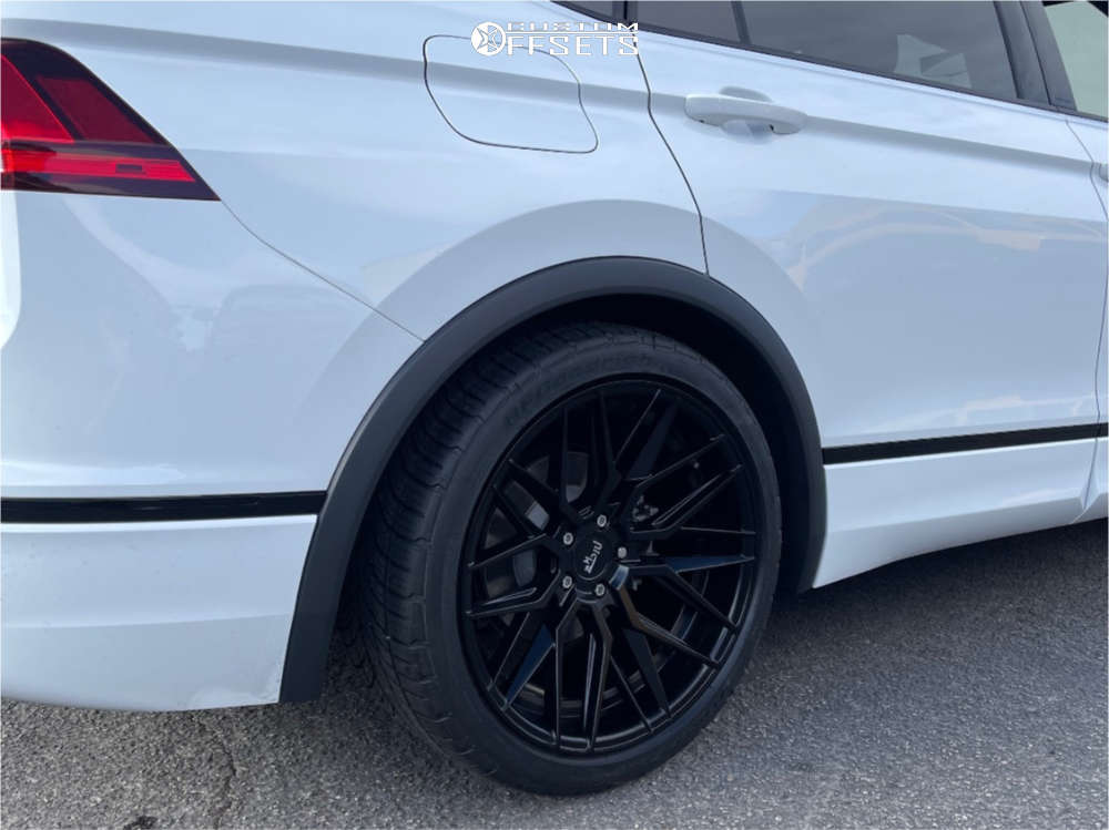2022 Volkswagen Tiguan with 20x10.5 40 Niche Gamma and 285/35R20 ...