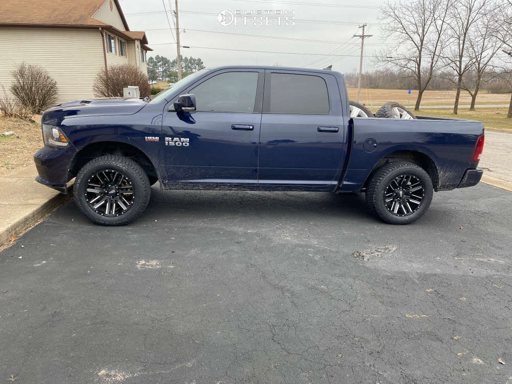 2017 Ram 1500 with 20x10 -24 Moto Metal Mo978 and 33/12.5R20 Milestar ...