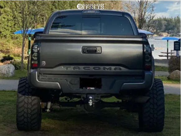 2020 Toyota Tacoma with 22x12 -50 Ballistic Rage and 33/12.5R22 AMP Mud ...