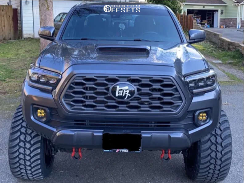 2020 Toyota Tacoma with 22x12 -50 Ballistic Rage and 33/12.5R22 AMP Mud ...