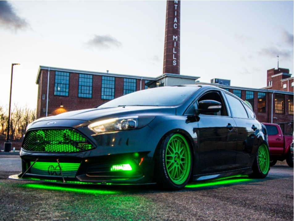2015 Ford Focus with 18x8.5 30 ESR Sr05 and 215/45R18 Toyo Tires Proxes ...