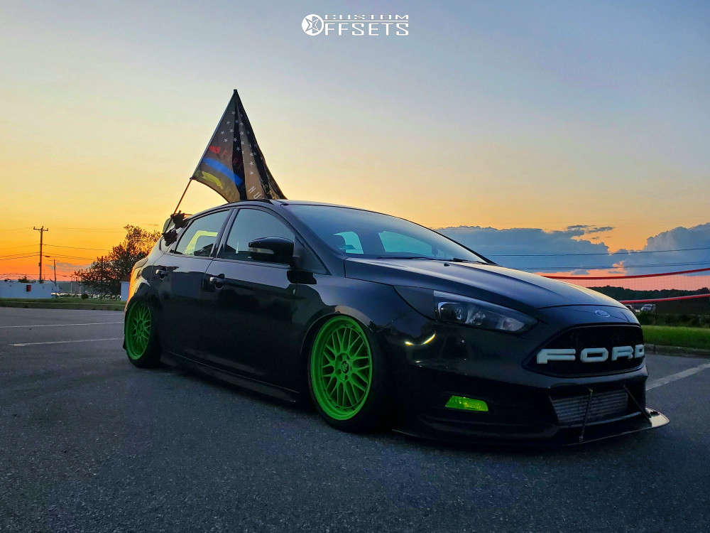 2015 Ford Focus with 18x8.5 30 ESR Sr05 and 215/45R18 Toyo Tires Proxes ...