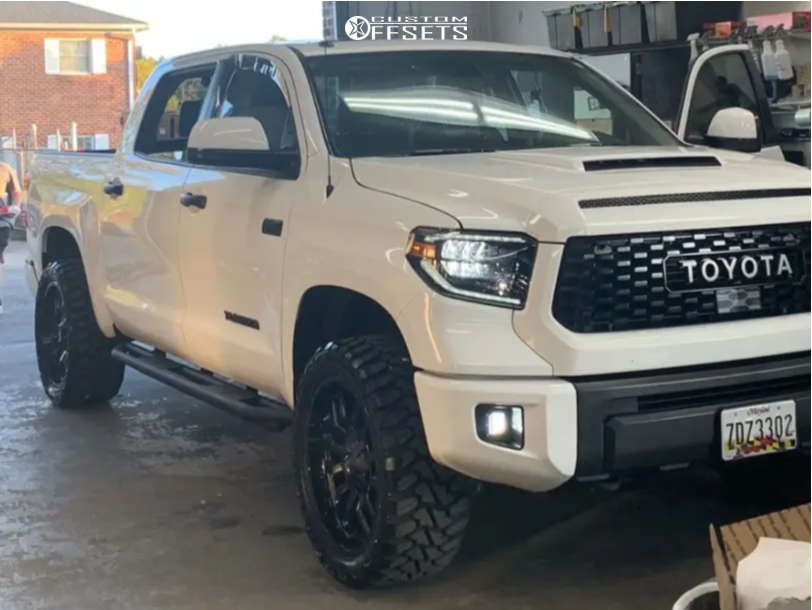 2019 Toyota Tundra with 22x10 -18 Fuel Blitz and 33/12.5R22 Nexen ...