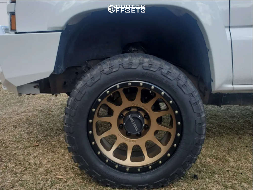 2004 Chevrolet Silverado 2500 HD with 20x10 -18 Method Mr305 and 33/12 ...