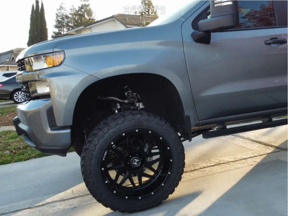2019 Chevrolet Silverado 1500 with 22x12 -44 Hostile Sprocket H108 and 35/12.5R22 Toyo Tires ...