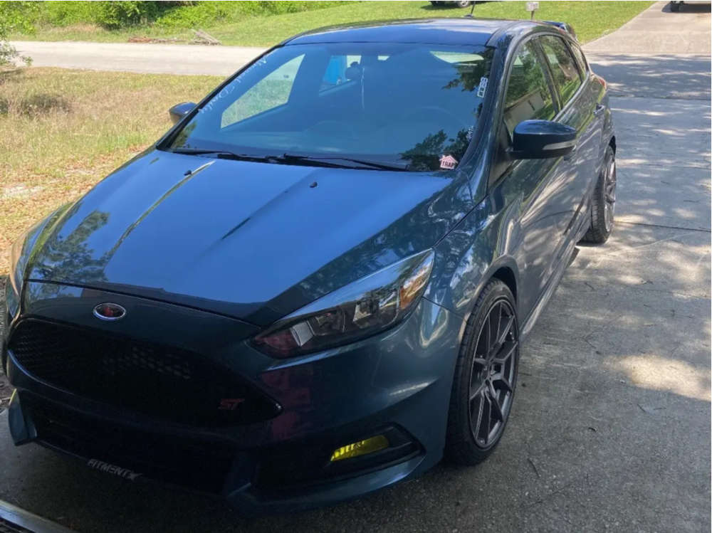 2018 Ford Focus with 18x8.5 40 Option Lab R716 and 235/40R18 Vercelli ...