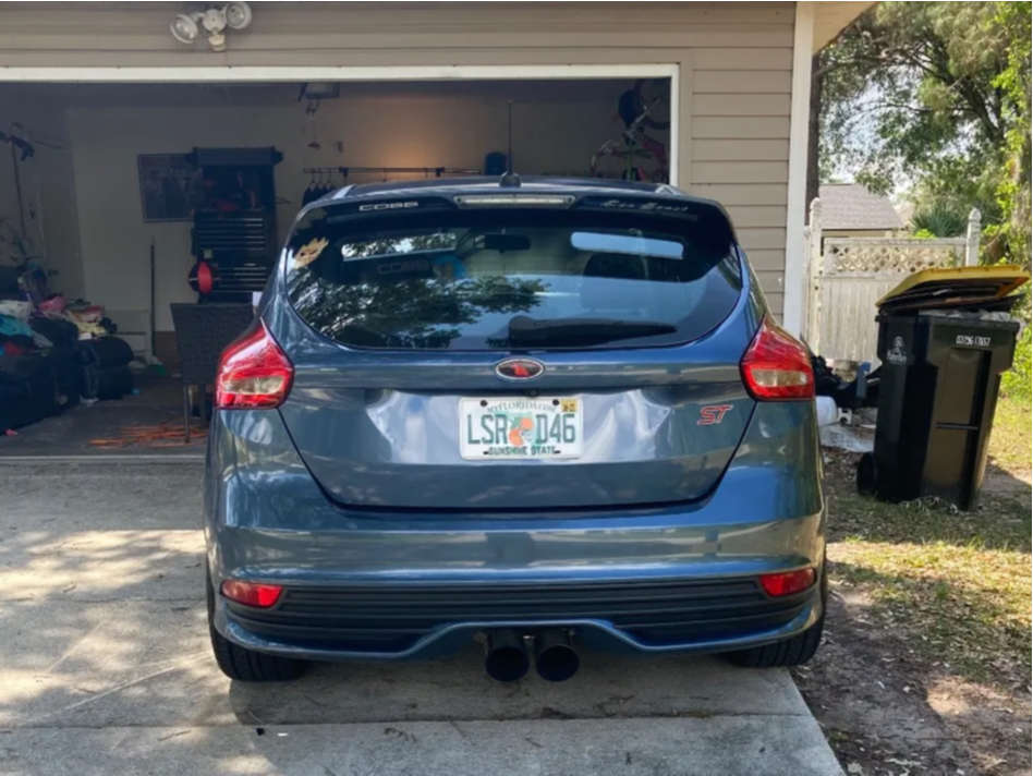 2018 Ford Focus with 18x8.5 40 Option Lab R716 and 235/40R18 Vercelli ...