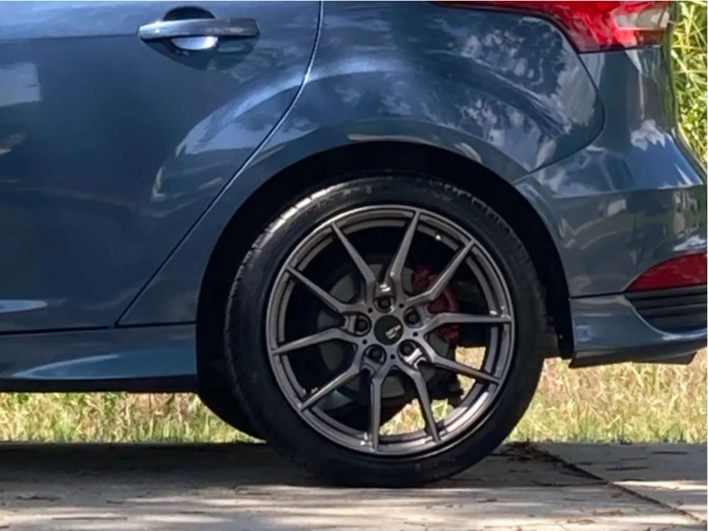 2018 Ford Focus with 18x8.5 40 Option Lab R716 and 235/40R18 Vercelli ...