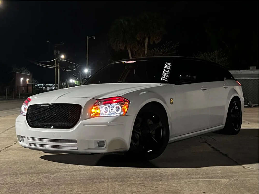 2005 Dodge Magnum with 20x9 20 Voxx Replicas Demon and 245/35R20 ...