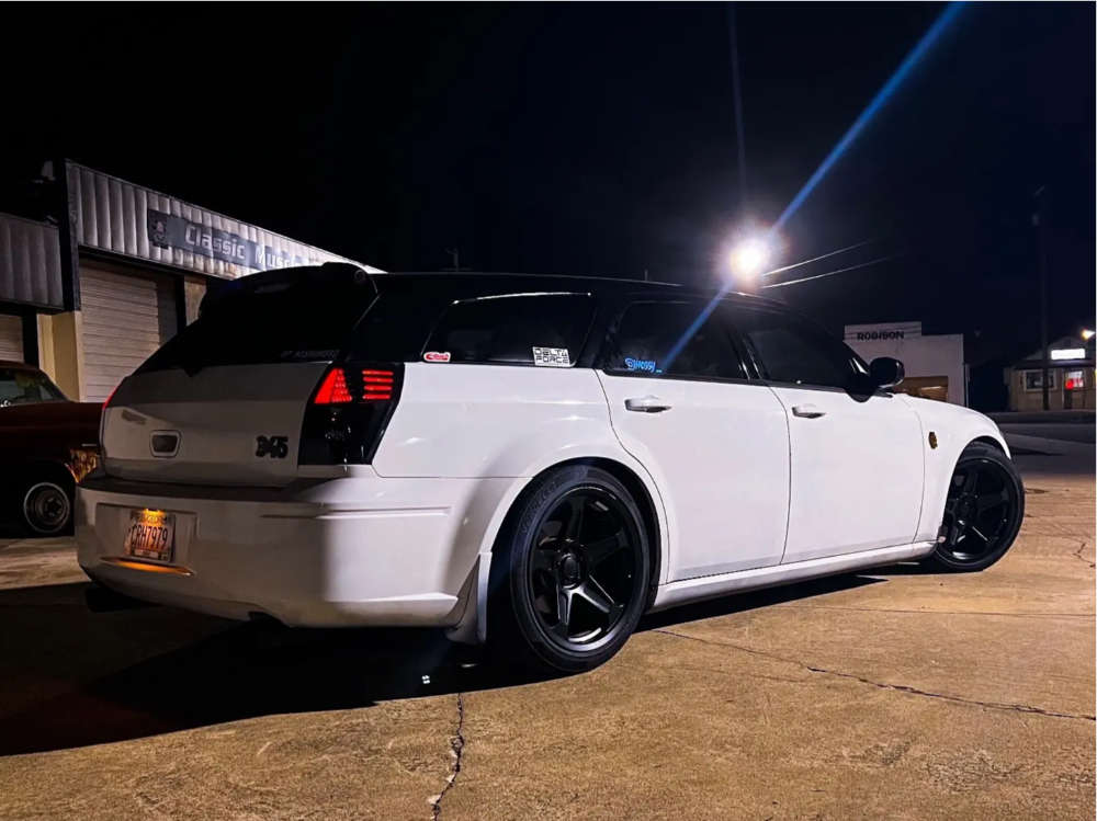 2005 Dodge Magnum with 20x9 20 Voxx Replicas Demon and 245/35R20 ...