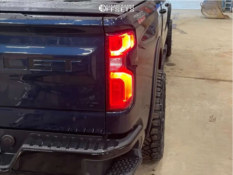 2021 Chevrolet Silverado 1500 with 22x10 -18 Fuel Cleaver D574 and 33/ ...