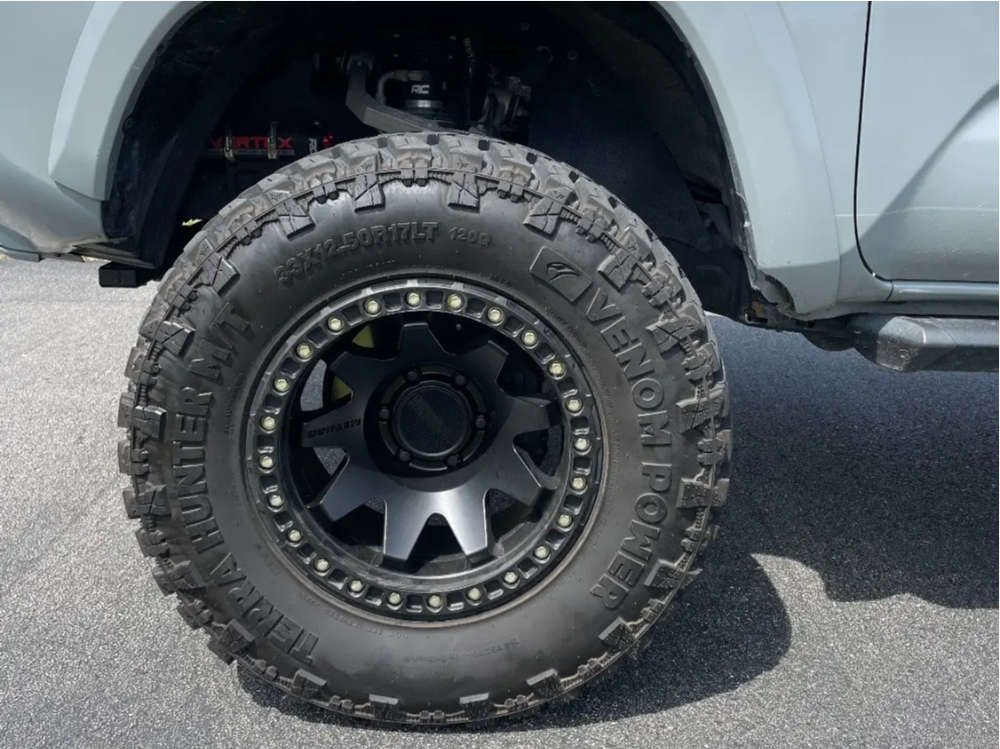 2019 Toyota Tacoma with 17x9 -44 Method Mr108 and 33/12.5R17 Venom ...