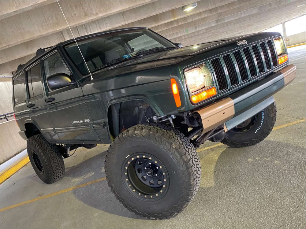 1999 Jeep Cherokee with 15x10 -44 Pro Comp Series 252 and 32/11.5R15 ...