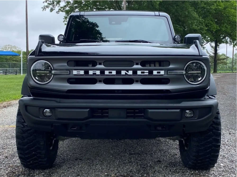 2022 Ford Bronco with 17x9 0 RTR Tech 6 and 35/12.5R17 Mickey Thompson ...