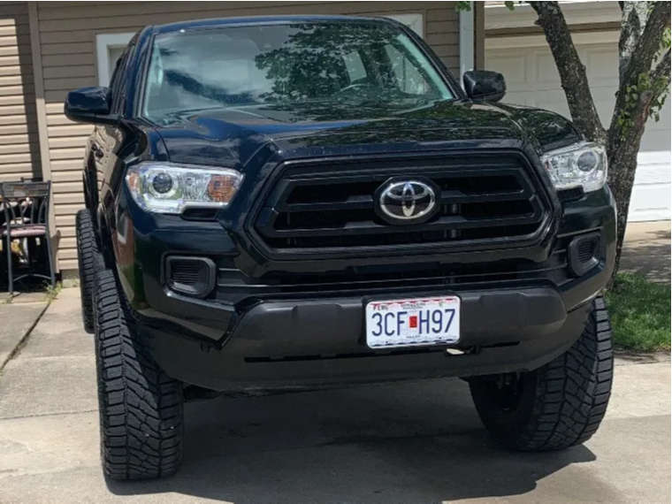 2020 Toyota Tacoma with 20x10 -25 Vision Razor and 35/12.5R20 Milestar ...