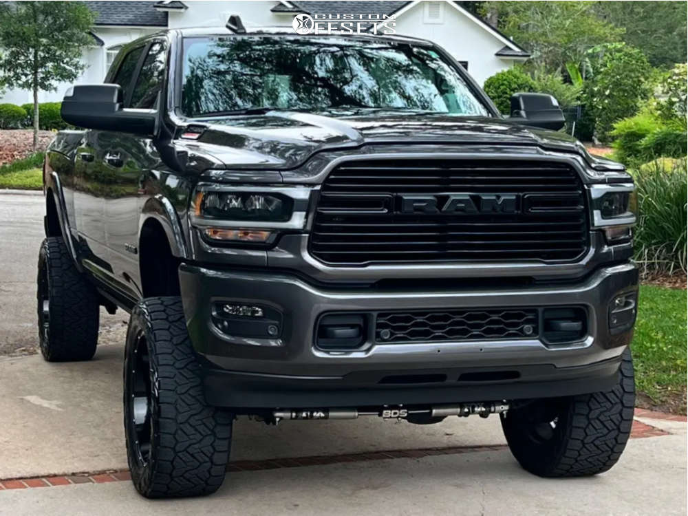 2020 Ram 2500 with 22x10 -14 Moto Metal Mo970 and 325/50R22 Nitto Recon ...