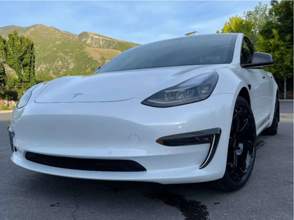 2021 Tesla 3 with 19x8.5 40 Rotiform Kb1 and 245/40R19 Michelin Pilot ...