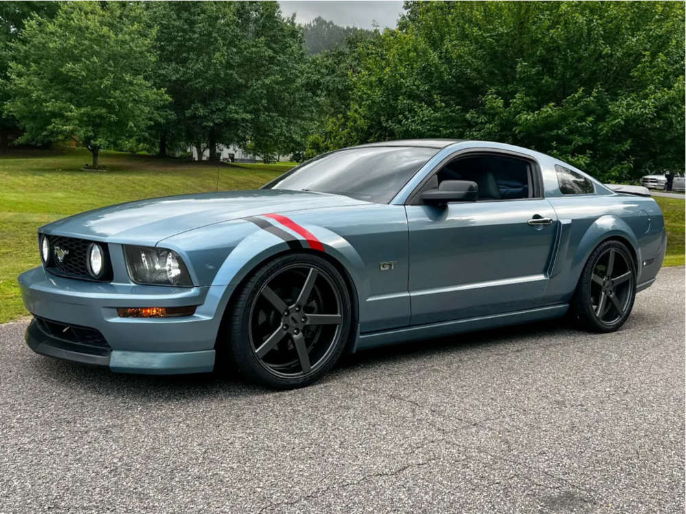 2006 Ford Mustang with 20x8.5 35 American Muscle MMD 551c and 255/35R20 ...