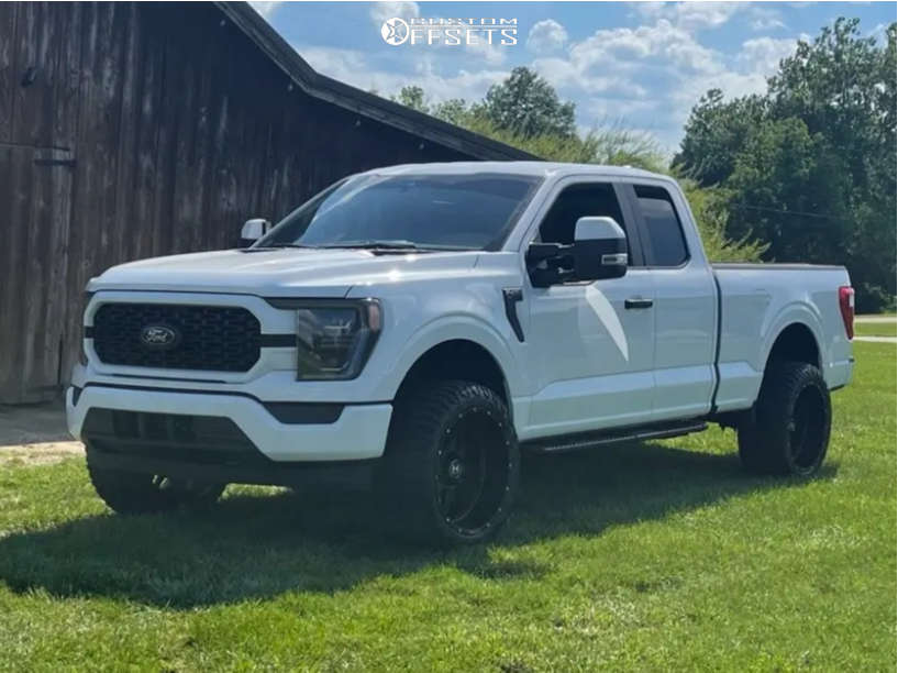 2022 Ford F-150 with 22x12 -44 Hostile Sprocket H108 and 33/12.5R22 Radar Renegade Rt and ...
