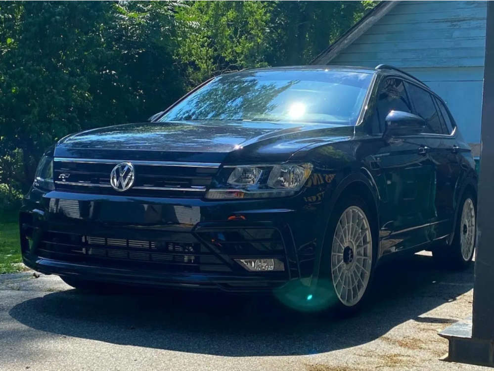 2021 Volkswagen Tiguan with 20x8.5 35 Rotiform Las-r and 255/40R20 ...