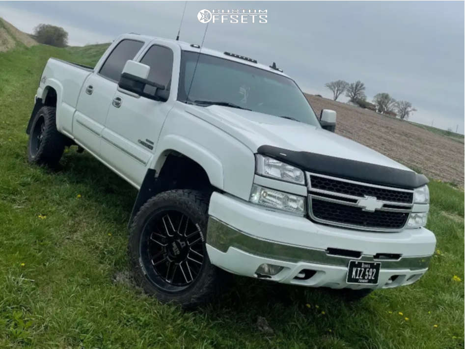 2006 Chevrolet Silverado 2500 HD with 22x10 -18 Moto Metal Mo802 and 33 ...