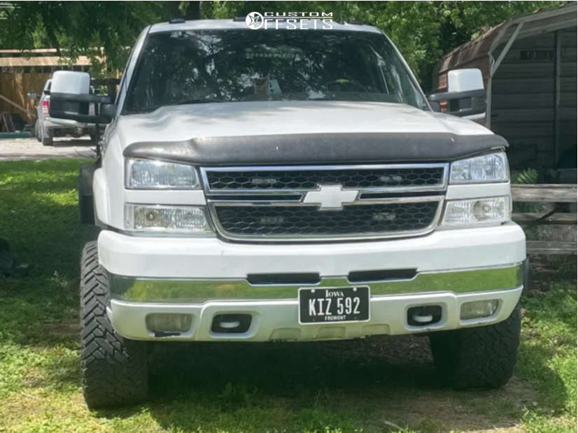2006 Chevrolet Silverado 2500 HD with 22x10 -18 Moto Metal Mo802 and 33 ...