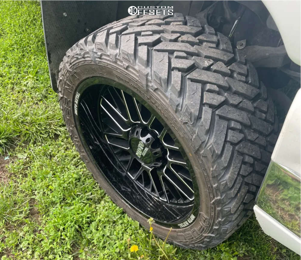 2006 Chevrolet Silverado 2500 HD with 22x10 -18 Moto Metal Mo802 and 33 ...