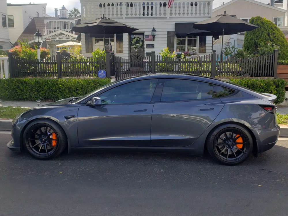 2019 Tesla 3 with 19x9.5 35 Konig Dekagram and 265/35R19 Continental ...