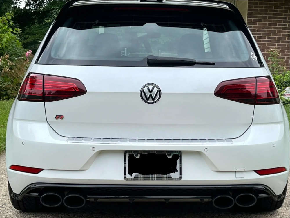 2019 Volkswagen Golf R with 18x8.5 45 Neuspeed Rse11r and 235/40R18 ...