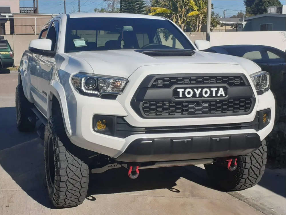 2019 Toyota Tacoma with 17x8.5 0 Method Mr704 and 33/12.5R17 Nitto ...