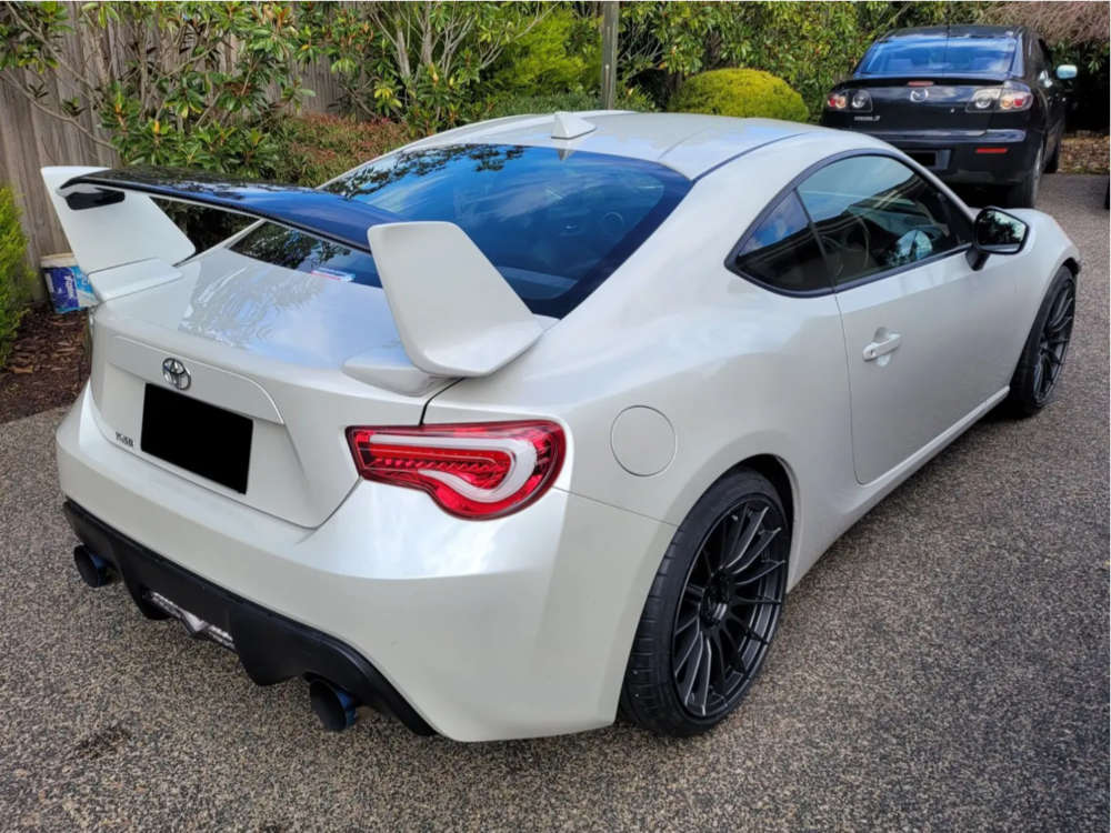 2013 Toyota GT86 with 18x8.5 42 Enkei Rs05-rr and 225/40R18 Michelin ...