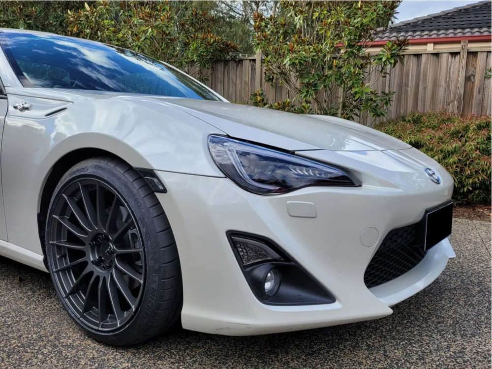 2013 Toyota GT86 with 18x8.5 42 Enkei Rs05-rr and 225/40R18 Michelin ...