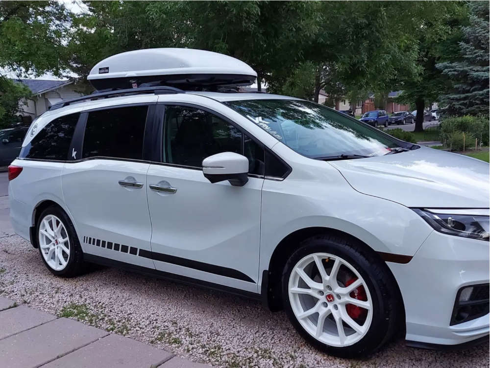2020 Honda Odyssey with 20x8.5 55 IPA 1fk and 245/45R20 Sailwin ...