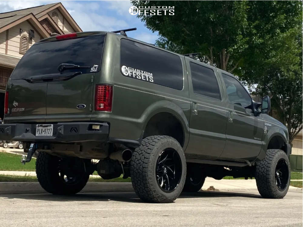2001 Ford Excursion with 22x12 -44 Fuel Runner and 37/12.5R22 Toyo ...