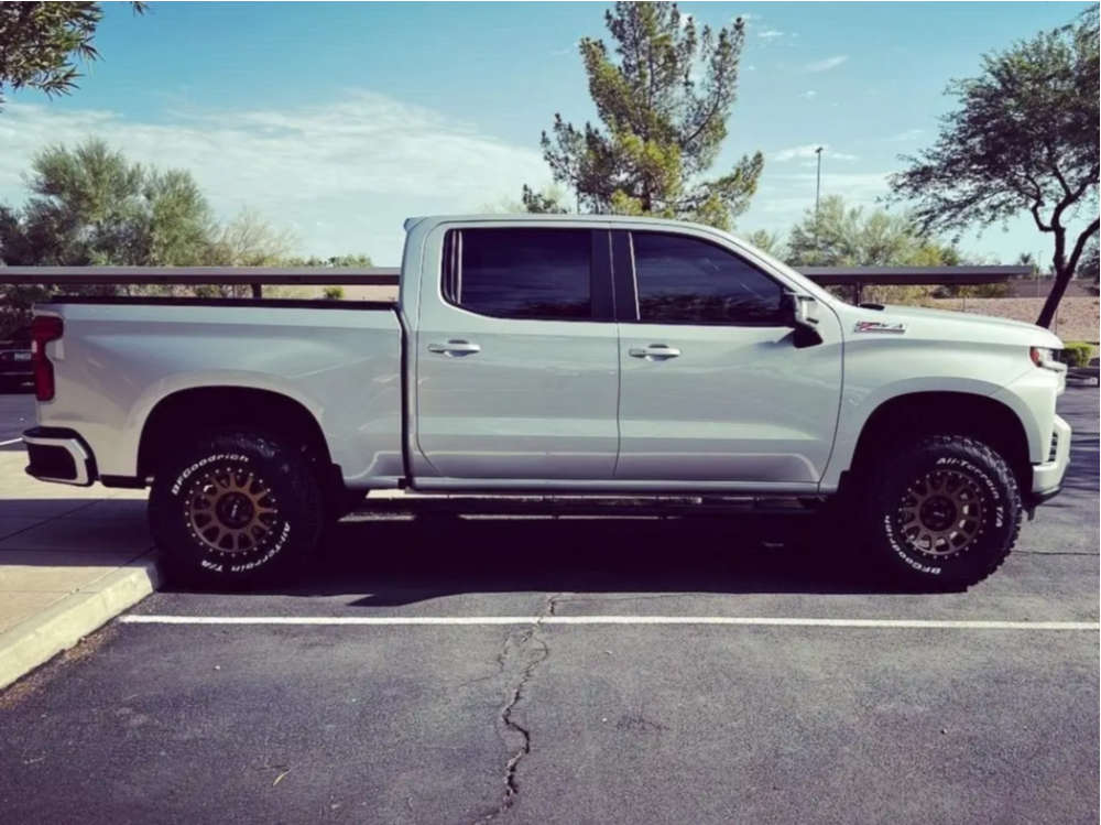 2022 Chevrolet Silverado 1500 with 18x9 -12 Method Mr305 and 35/12.5R18 ...