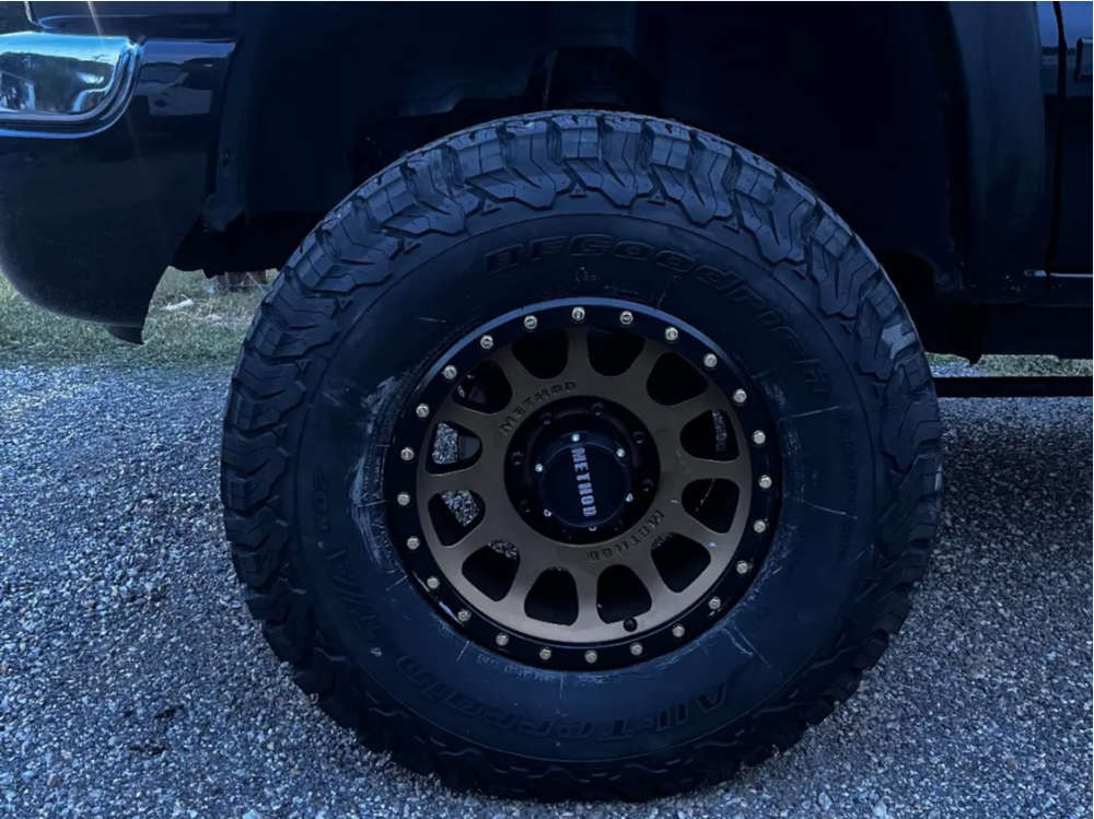 2006 GMC Sierra 2500 HD with 17x8.5 0 Method Mr305 and 35/12.5R17 ...