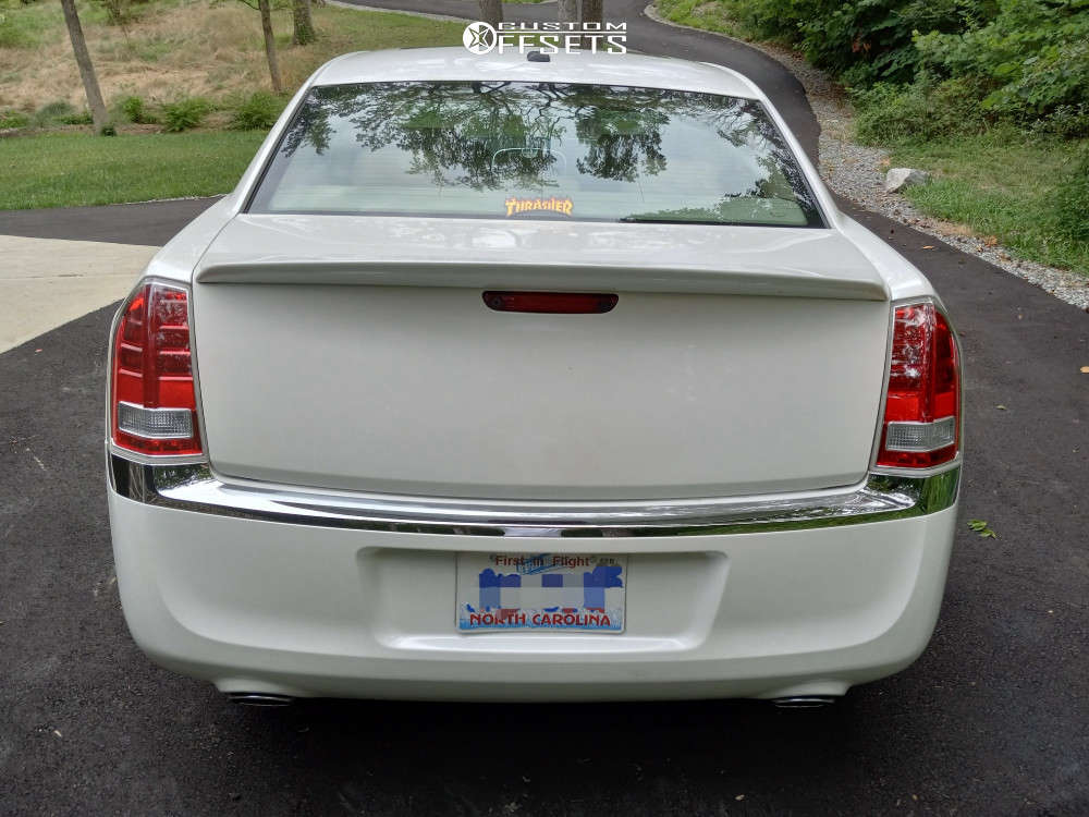 2012 Chrysler 300 with 22x10.5 25 1AV Zx4 and 265/35R22 Delinte Ds8 and ...