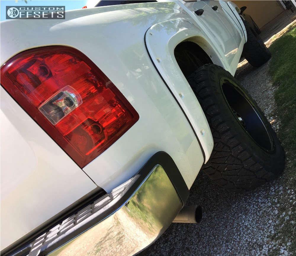 2007 Chevrolet Silverado 1500 with 20x10 -25 Grid GD02 and 33/12.5R20 ...