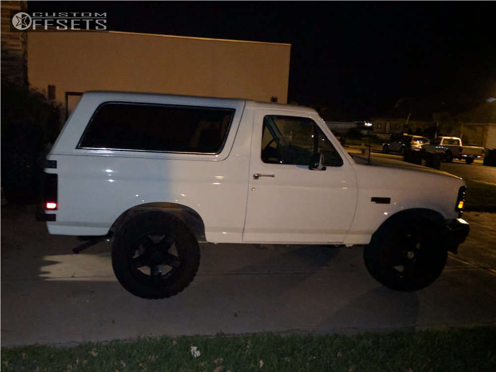 1993 Ford Bronco with 20x10 -25 Gear Off-Road Manifold and 33/12.5R20 ...