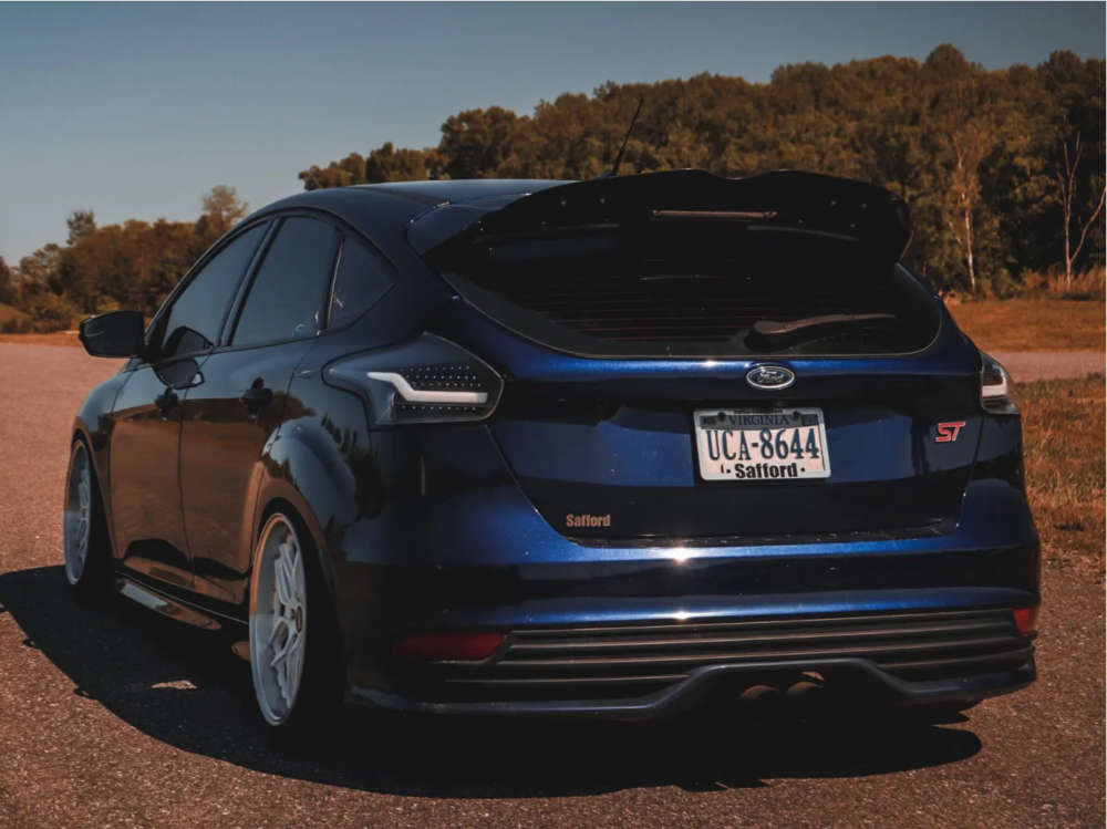2017 Ford Focus with 18x9.5 35 ESR Cs15 and 215/40R18 Kumho Ecsta Pa51 ...