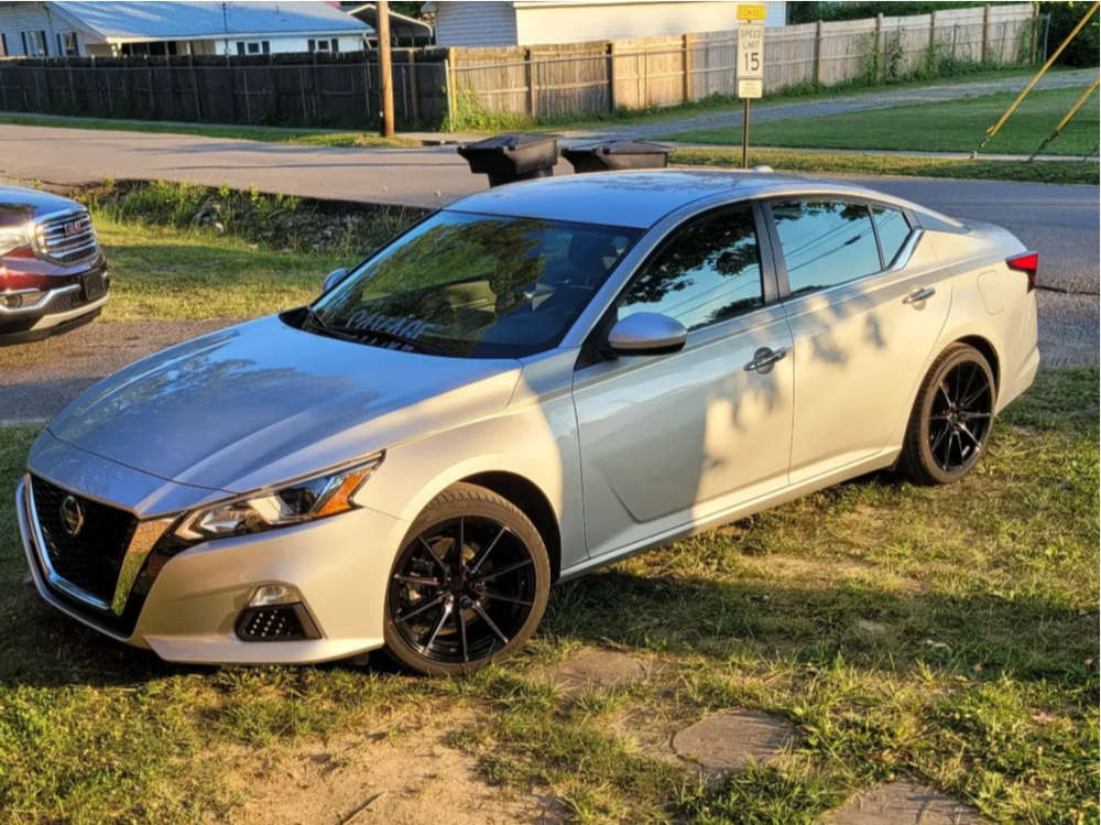 2020 Nissan Altima with 18x9.5 38 XXR 567 and 245/40R18 Advanta HP Z-01 ...