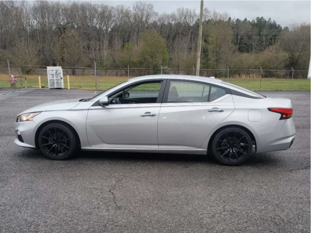2020 Nissan Altima with 18x9.5 38 XXR 567 and 245/40R18 Advanta HP Z-01 ...