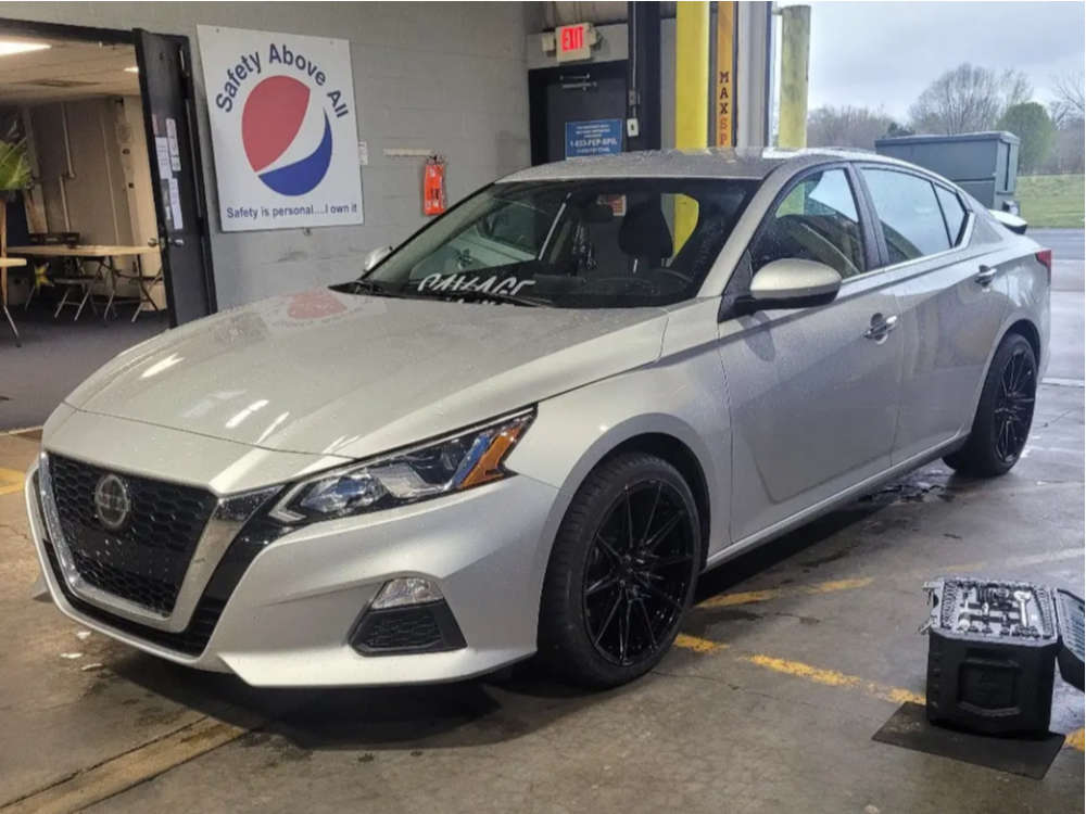 2020 Nissan Altima with 18x9.5 38 XXR 567 and 245/40R18 Advanta HP Z-01 ...