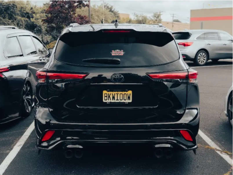 2021 Toyota Highlander with 22x9.5 15 Ferrada FR4 and 275/35R22 Fullway ...