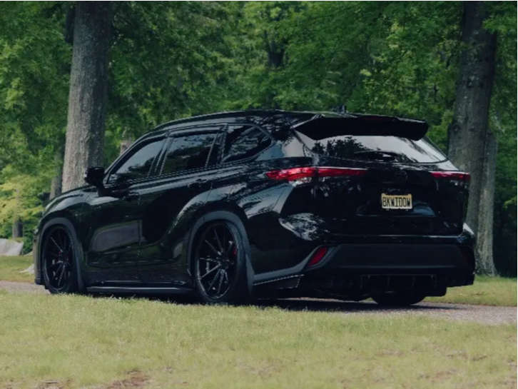 2021 Toyota Highlander with 22x9.5 15 Ferrada FR4 and 275/35R22 Fullway ...