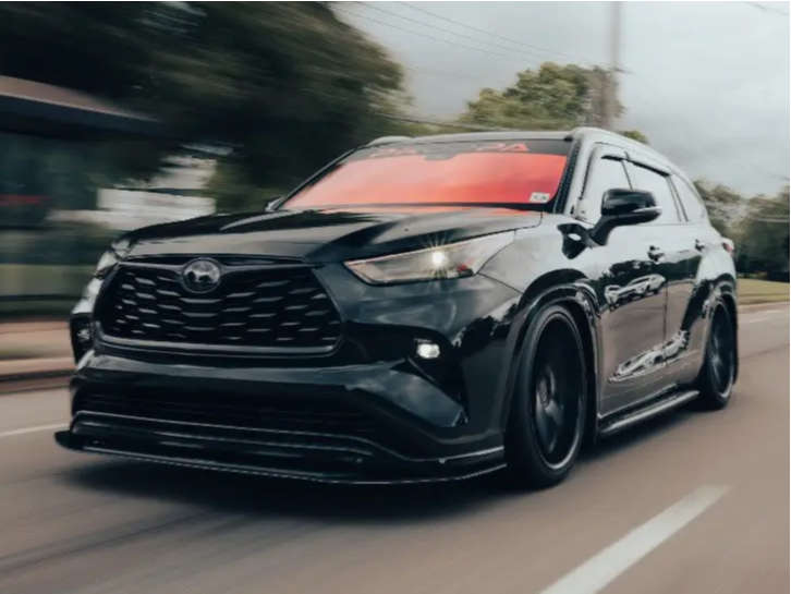 2021 Toyota Highlander with 22x9.5 15 Ferrada FR4 and 275/35R22 Fullway ...