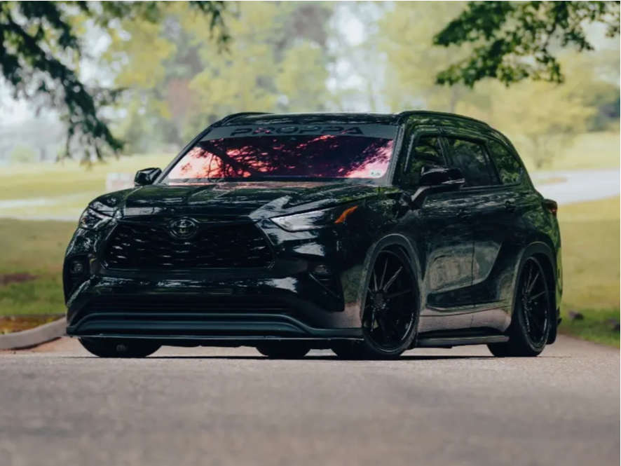 2021 Toyota Highlander with 22x9.5 15 Ferrada FR4 and 275/35R22 Fullway ...